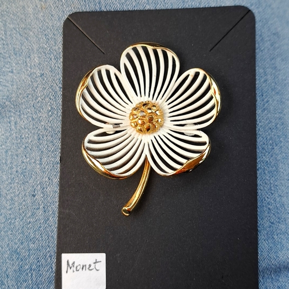 Monet | Accessories | Vtg Monet Daisy Brooch This Brooch Is Classy And ...
